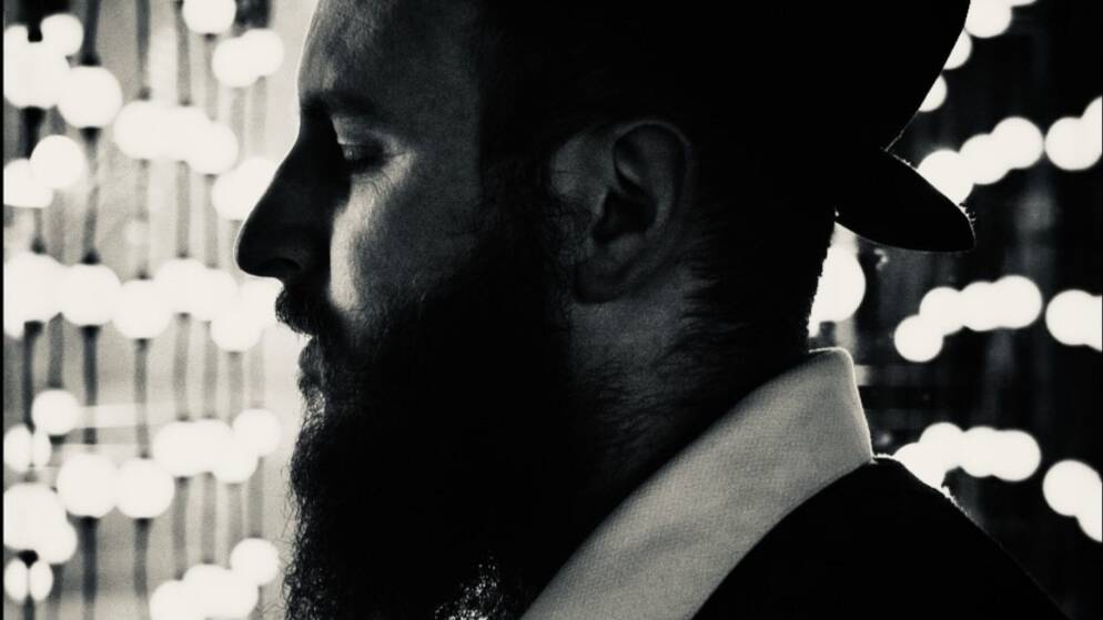 Chabad Rabbi-rapper Reaches Top of Israeli Charts With ‘Red and Yellow ...